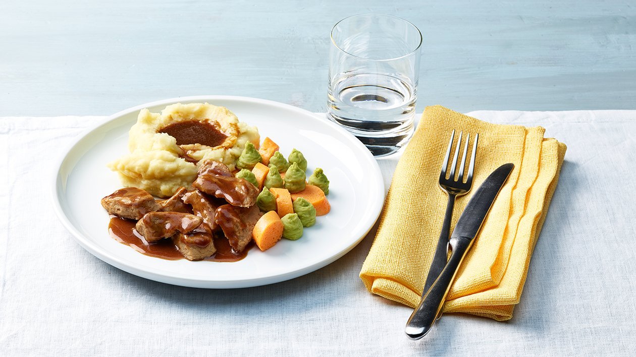 Kalbsragout mit Kartoffelstock und Karotten in pürierter Form