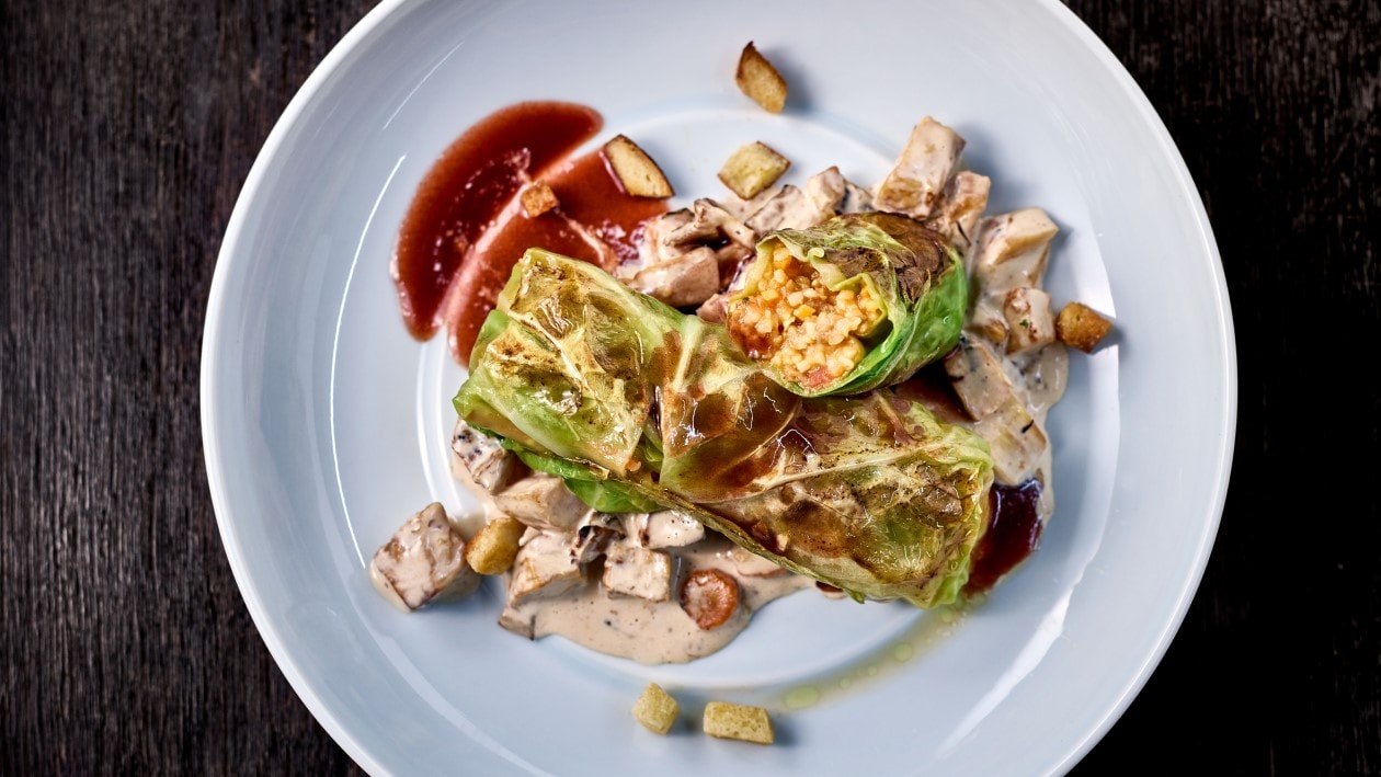Gefüllte Kohlroulade mit Kümmelsauce