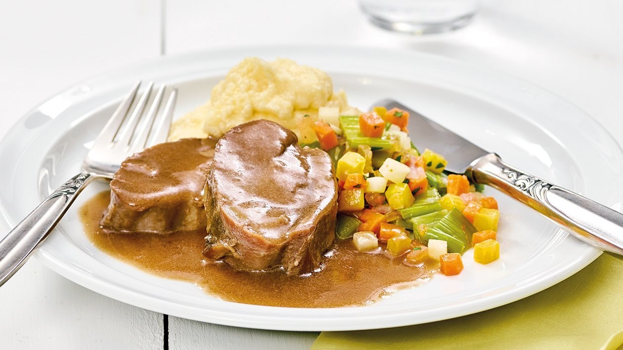 Glasierte Kalbshaxe mit Polenta und Lauch