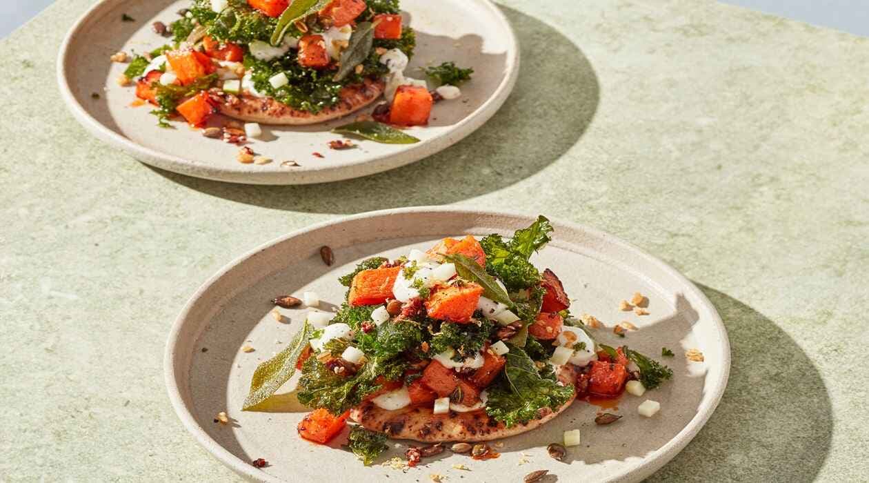 Pain pita à la courge butternut caramélisée et miel chaud avec une féta ...